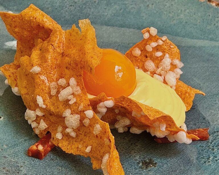 Totopo de Chorizo de León con cremade huevo frito y yema a baja ...